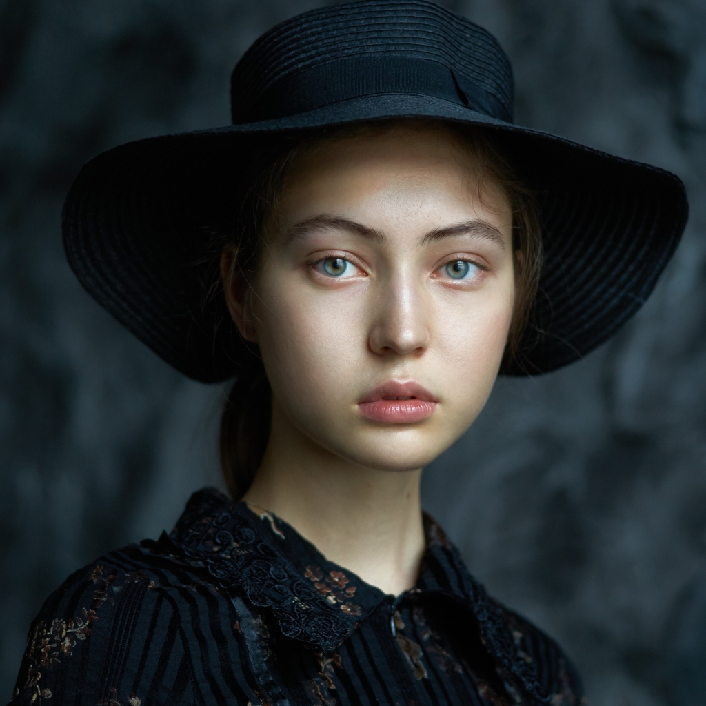 Download Blue Eyes Hat Face Model Woman PFP