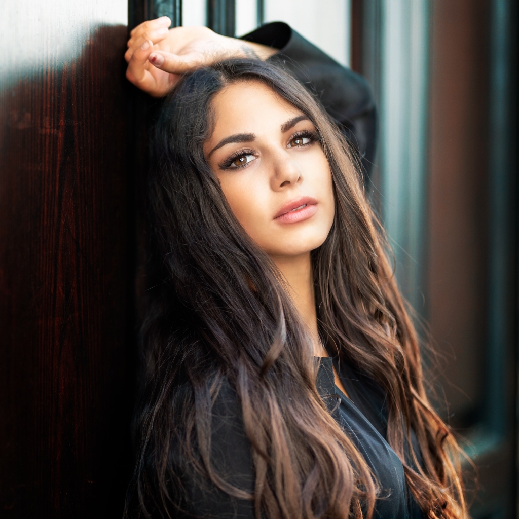 Download Brown Eyes Brunette Long Hair Model Woman PFP