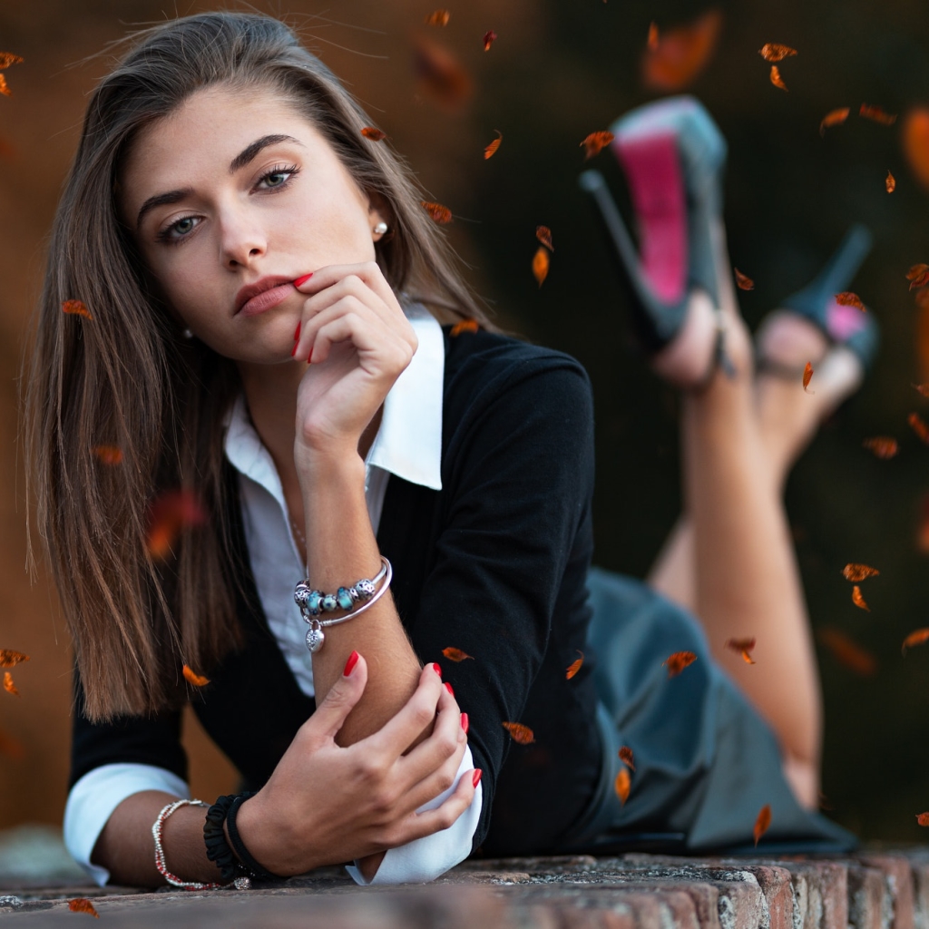 Download Brunette Model Woman PFP