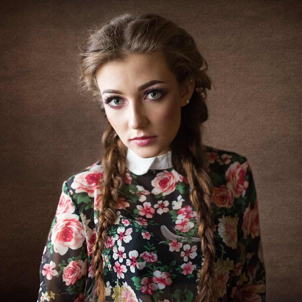 Download Braid Green Eyes Brunette Model Woman PFP