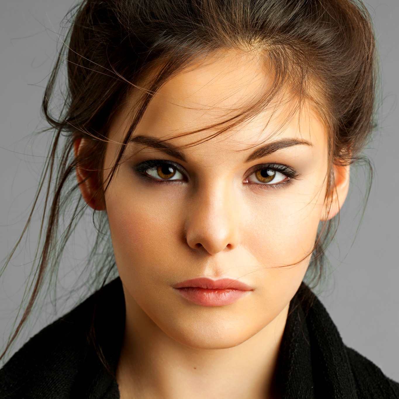 Download Brunette Brown Eyes Face Model Woman PFP