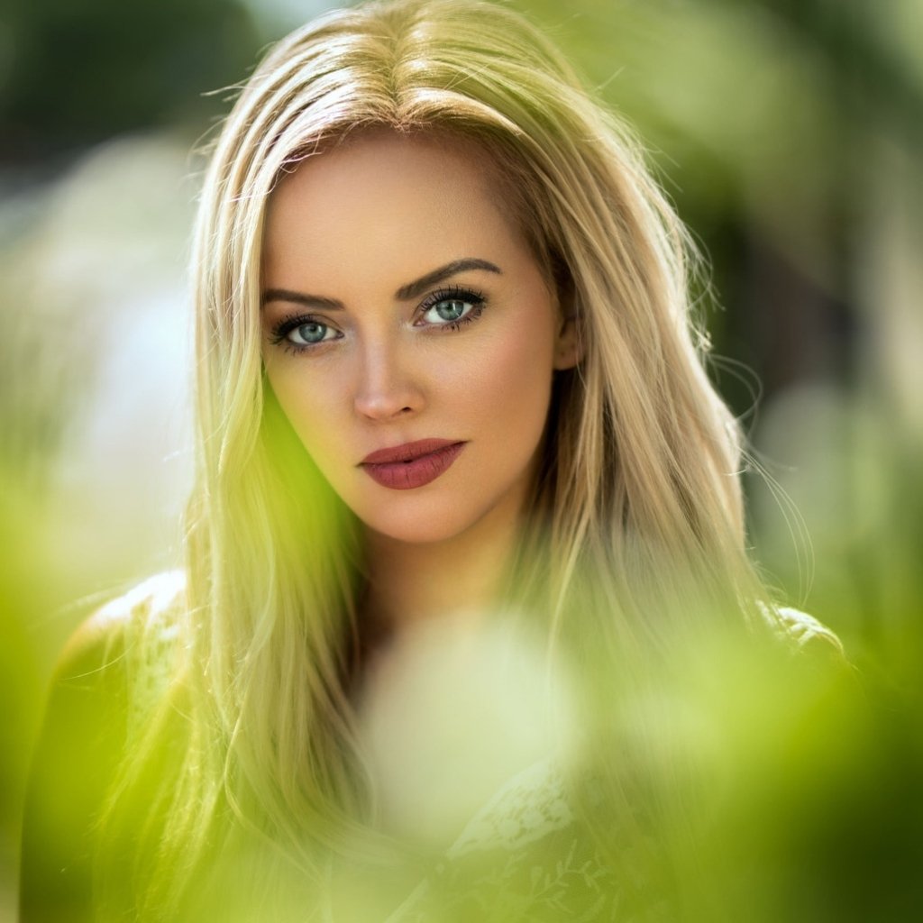 Download Lipstick Blonde Model Woman PFP