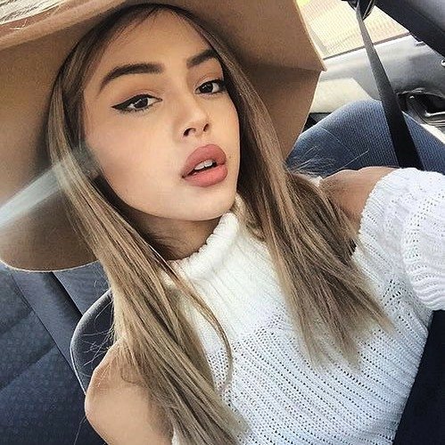 Download Woman Model PFP